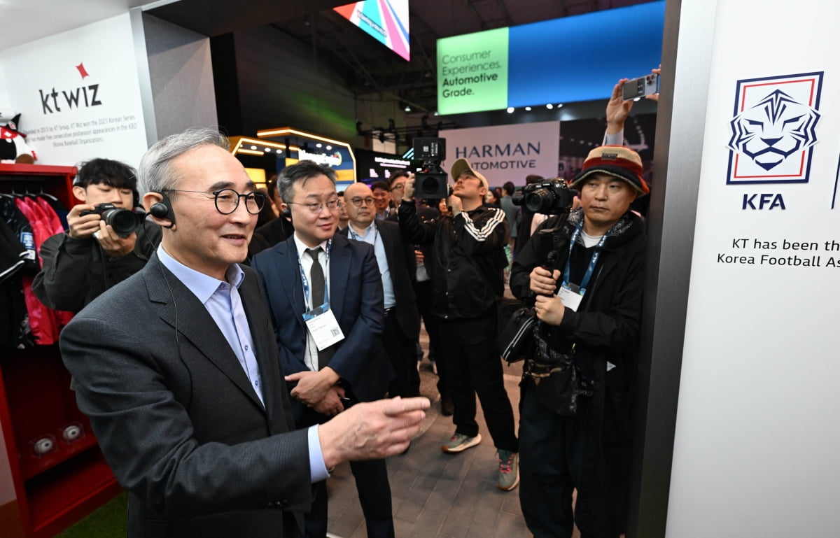 [포토] 김영섭 KT 대표, MWC2025 전시 참관