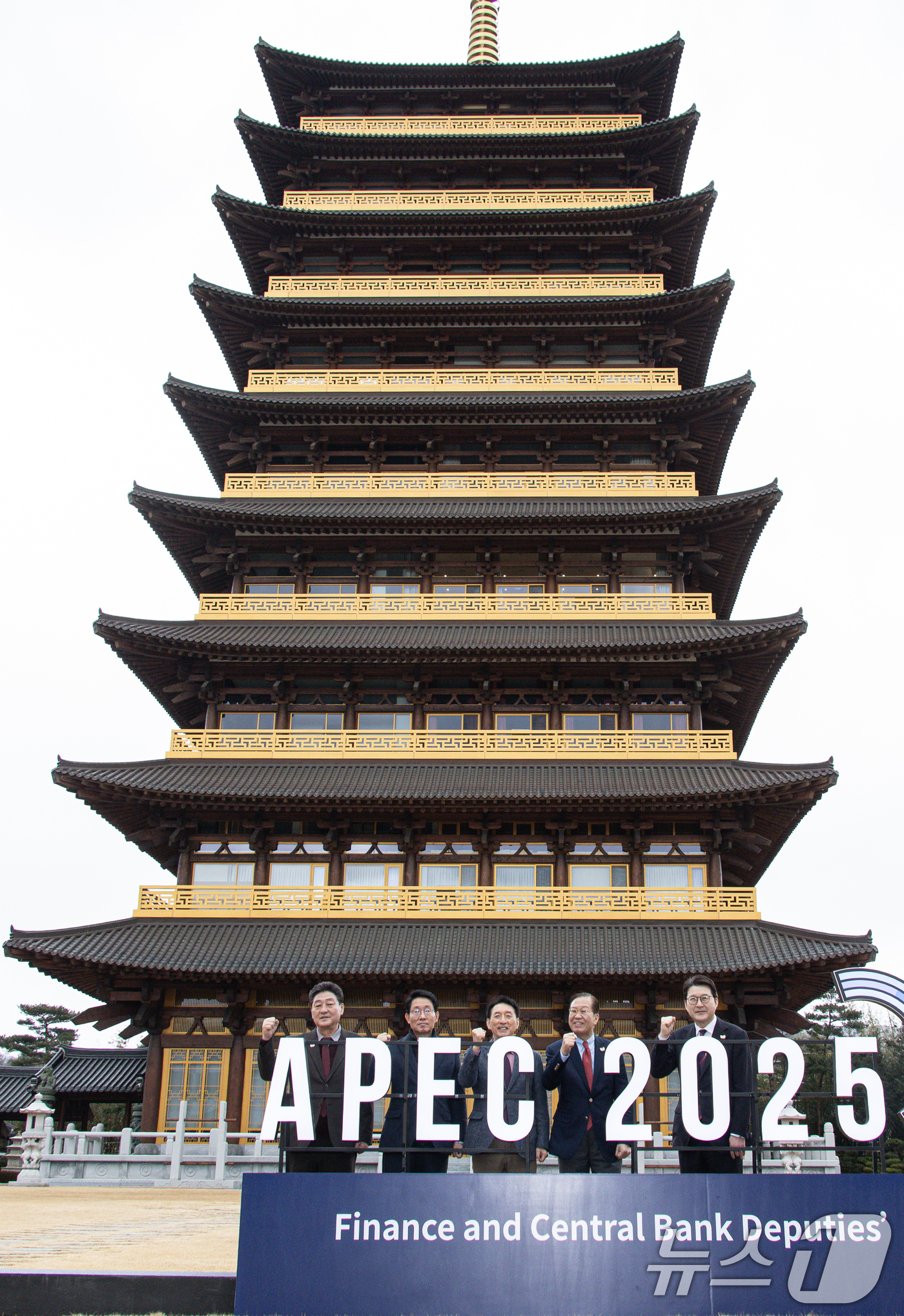 권영세 비대위원장 'APEC 2025 로고 앞에서'