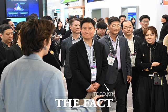 MWC 2025 'KT 전시관' 방문한 홍범식 LG유플러스 사장 [TF사진관]