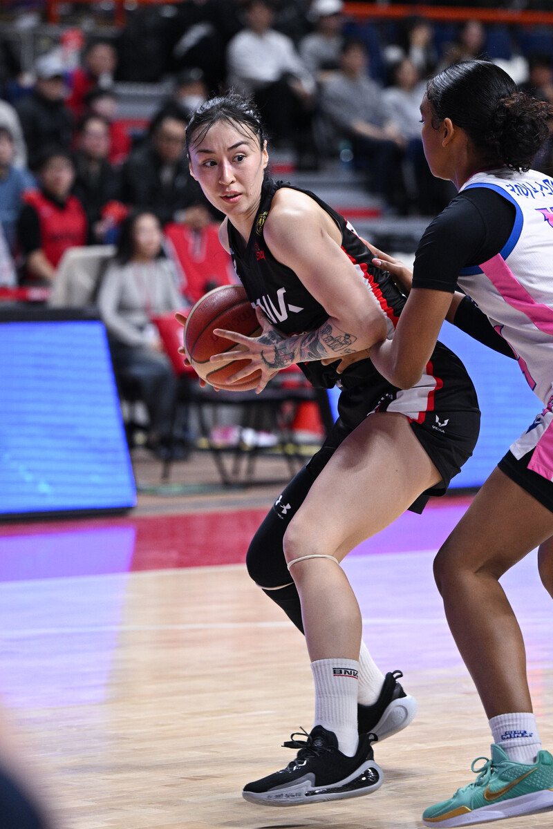 [WKBL PO 리뷰] '안혜지 넣고, 김소니아 뺏고' BNK, 삼성생명에 2연승... 챔프전 '한 걸음'