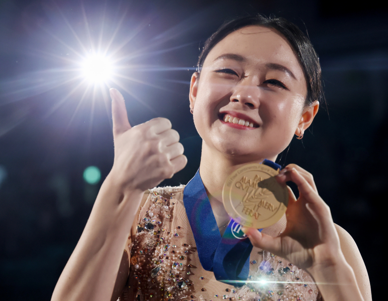 '金·金' 피겨 김채연의 '엄마표' 금빛 의상, '진짜' 금빛 의상 되나