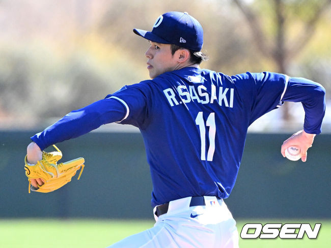 괜히 괴물이 아니다! ML 데뷔전 160km 슝!...사사키, 3이닝 KKKKK 무실점 호투