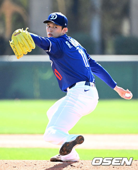 괜히 괴물이 아니다! ML 데뷔전 160km 슝!...사사키, 3이닝 KKKKK 무실점 호투