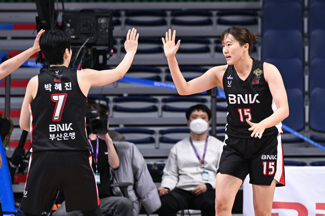 챔프전으로 가는 ‘100%’ 확률을 잡았다···BNK, 삼성생명 잡고 PO 2연승, 2시즌 만의 챔프전이 보인다!