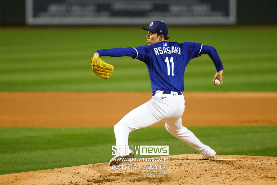 '괴물 맞네' 159km 강속구+폭포수 스플리터…사사키 데뷔전에서 3이닝 5K 무실점 괴력투