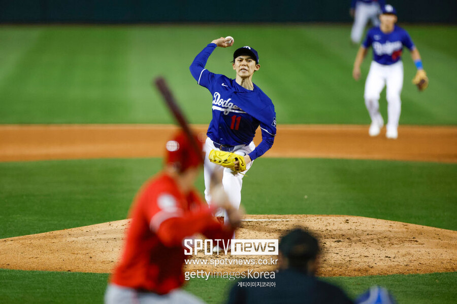'괴물 맞네' 159km 강속구+폭포수 스플리터…사사키 데뷔전에서 3이닝 5K 무실점 괴력투