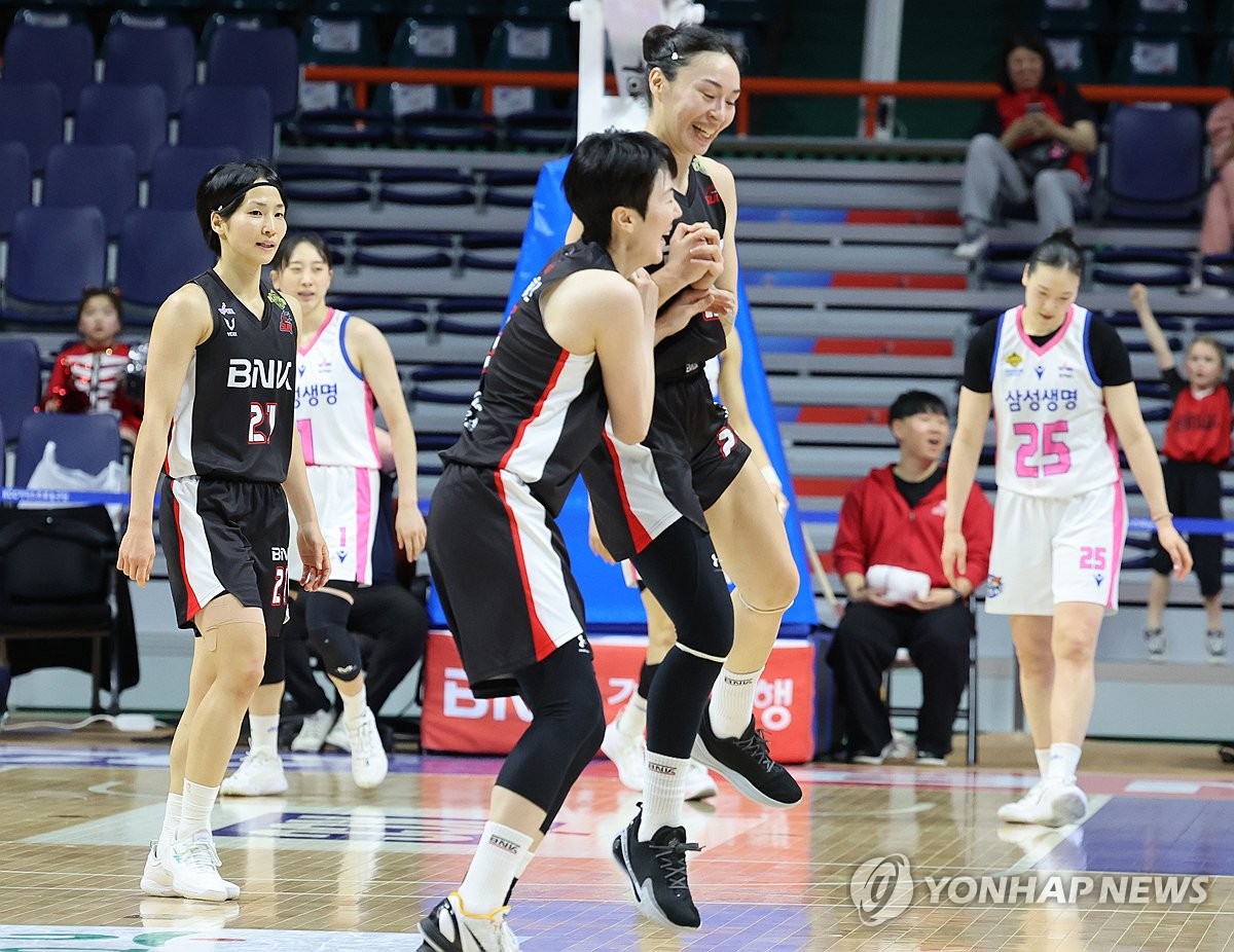 외곽포로 흐름 잡은 여자농구 BNK, PO 2연승…챔프전 보인다