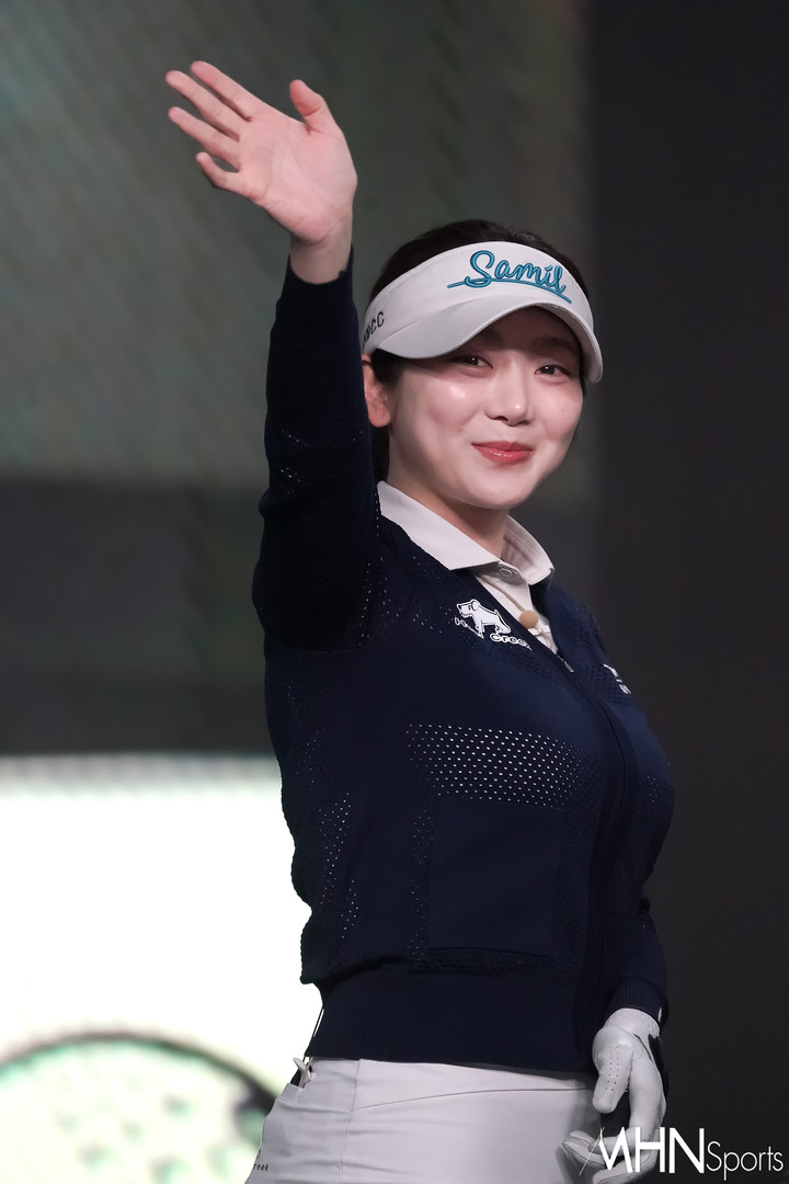 투데이 골프 | [mhn포토] 안소현, 반가운 손 번쩍