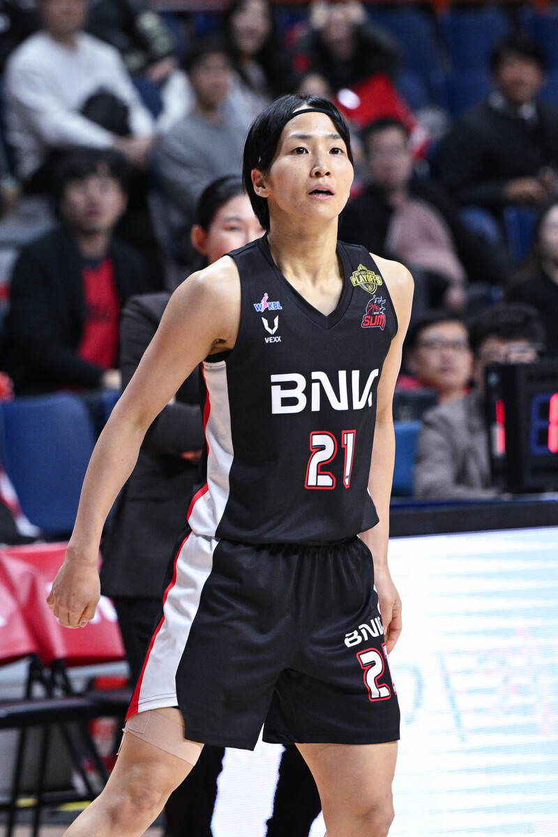 [WKBL PO 리포트] 예상 뛰어넘은 BNK 플옵 2연승, 원동력 중 하나는 '배혜윤 완벽 봉쇄'