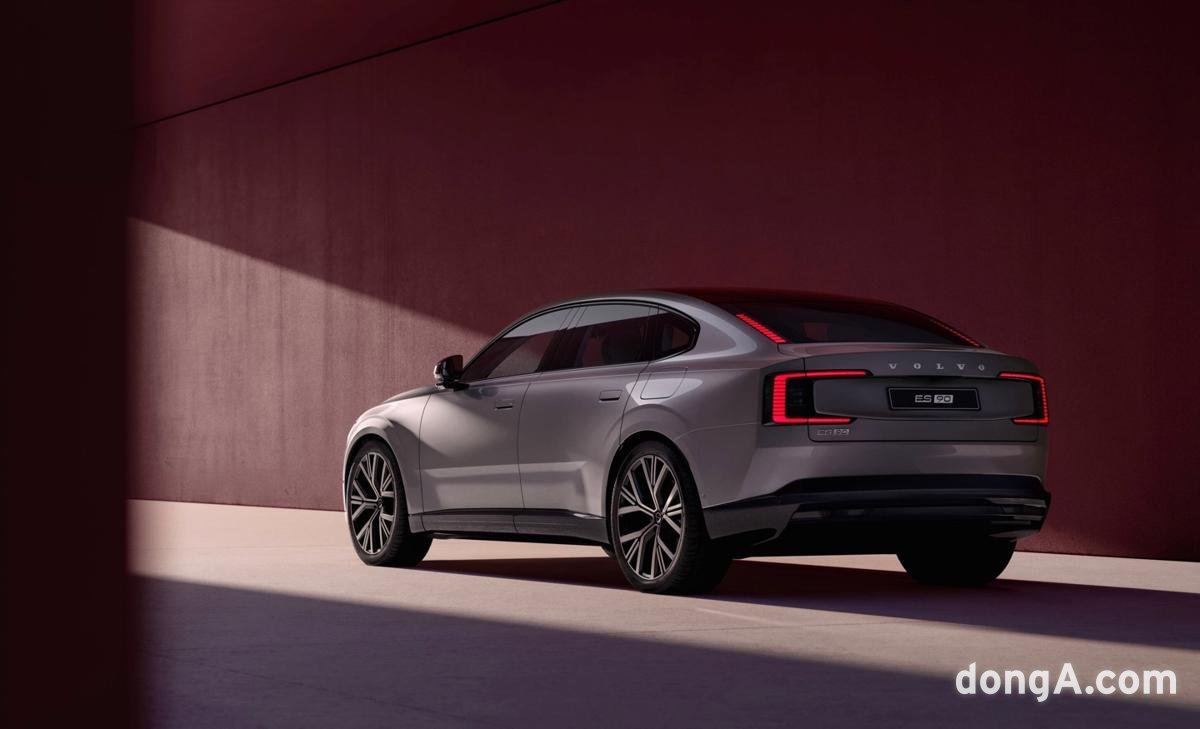 형태 파괴… 700km 달리는 볼보 ‘ES90’