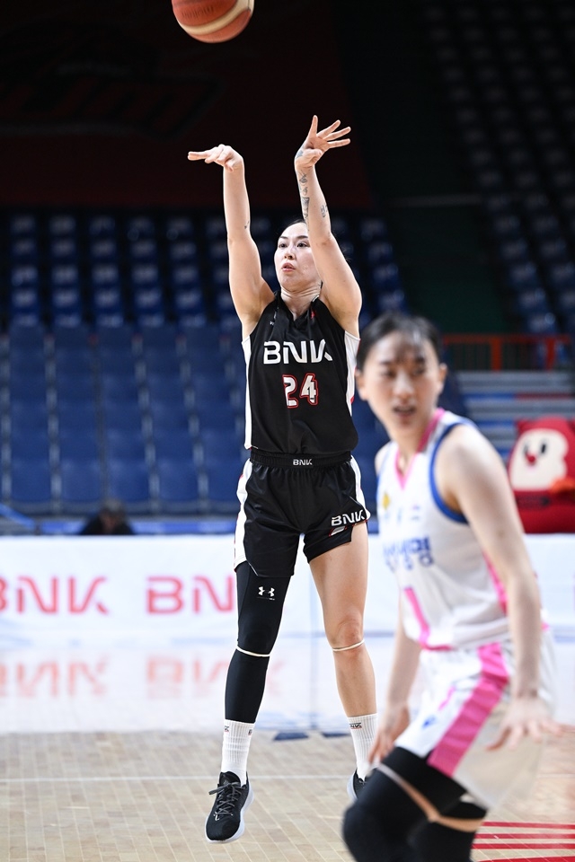 ‘100% 확률 잡았다!’ BNK, ‘안혜지 맹활약’ 앞세워 삼성생명 제압…챔프전까지 1승 남았다 [WKBL PO]