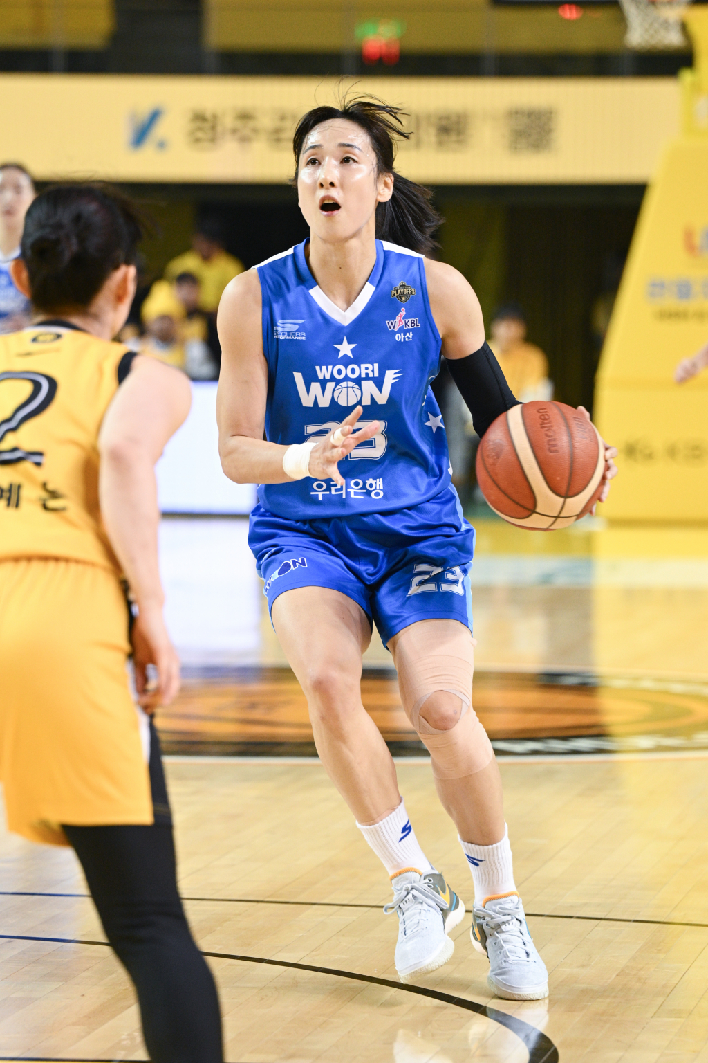 '역시 퀸단비, 오늘도 해결사' 우리은행, 챔프전 거의 다 왔다... '송윤하 분전' KB에 혈투 끝 승리 'PO 2승1패' [청주 현장리뷰]