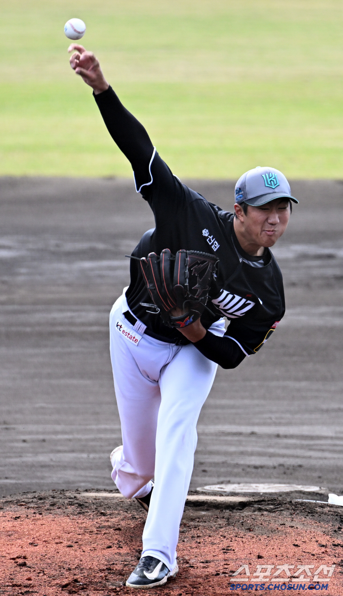 10순위 김영우 154km '떡상'에 KT가 긴장했던 이유. 먼저 뽑은 193cm 유망주는 대선배와 맞대결서 무실점. "릴리스포인트가 굉장히 높다"[SC 코멘트]