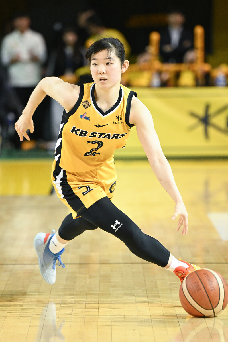 [WKBL PO 리뷰] ‘또 다시 나온 클러치 나가타!’ KB, 노란 물결 힘입어 우리은행 제압