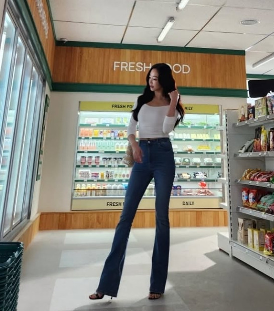 키 173cm에 너무 예뻐 46세라고 도저히 믿기지 않는 배우,데님룩"얼마나 예쁘길래" | 셀럽뉴스