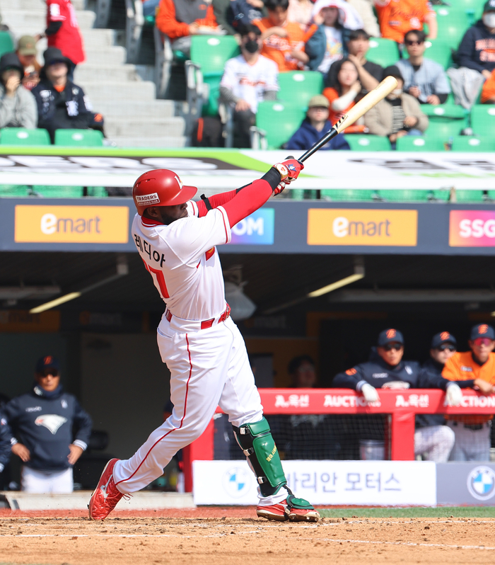 ‘폰세 무실점 호투+침묵 깬 방망이’ 한화, SSG 3-1 제압 시범경기 ‘첫 승’ 신고 [SS문학in]