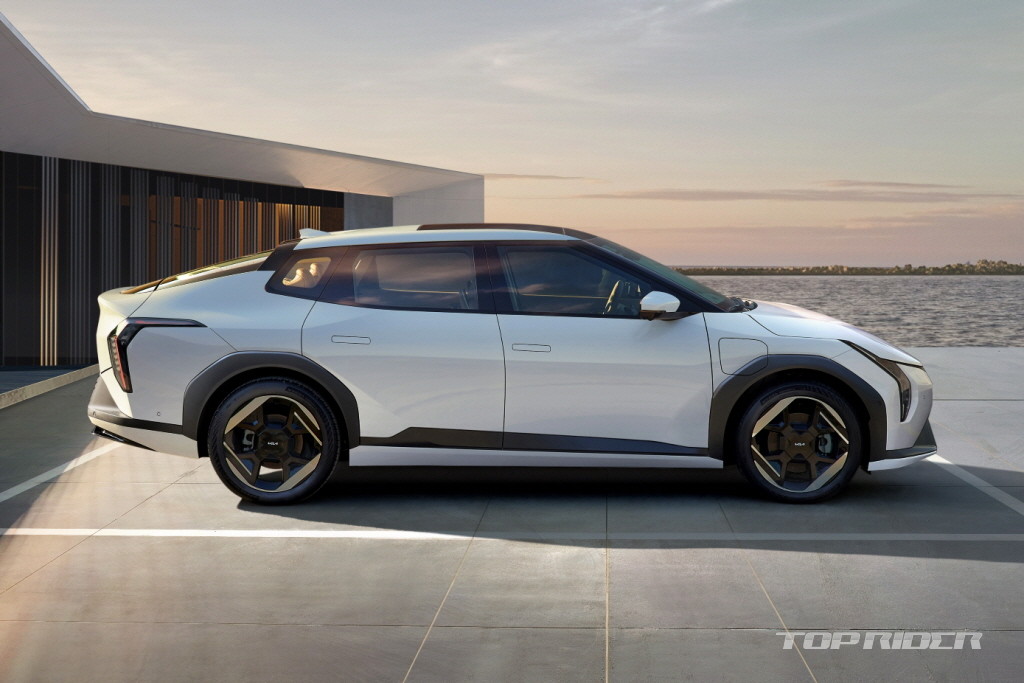 기아 EV4 계약 개시, 실구매 3400만원대..주행거리 533km | 탑라이더