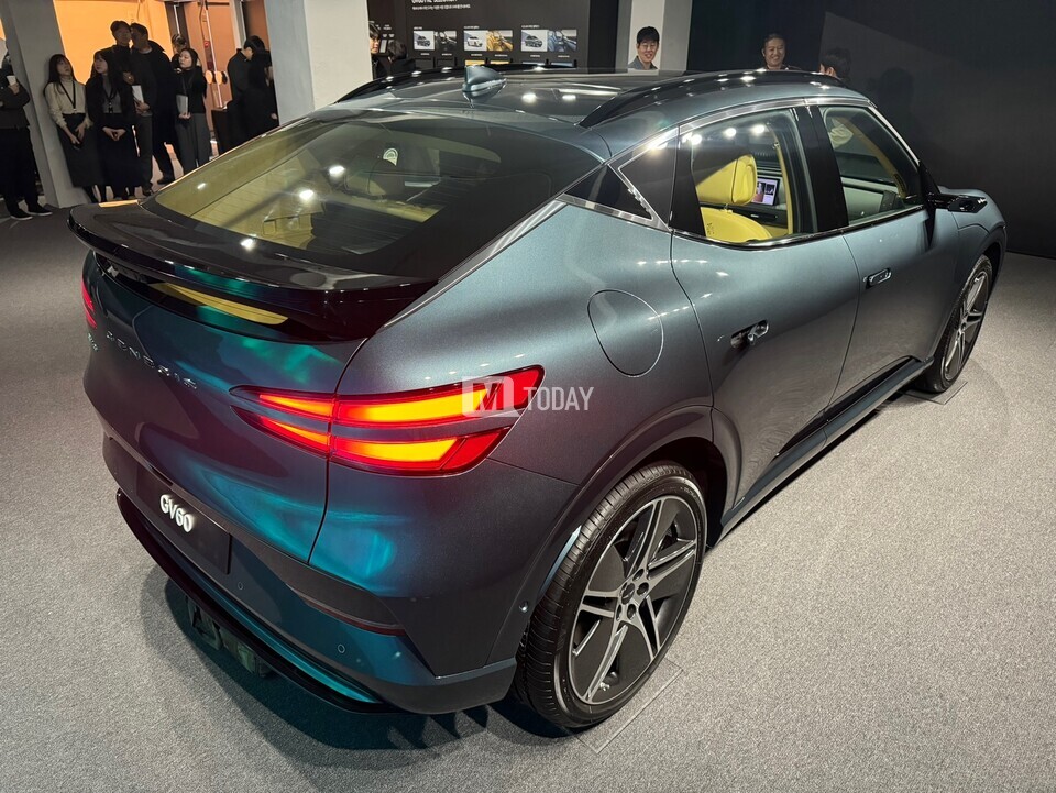 "차이 압도적이네" 제네시스 GV60 vs 벤츠 EQA, 국산·수입 전기차 승자는? | M투데이