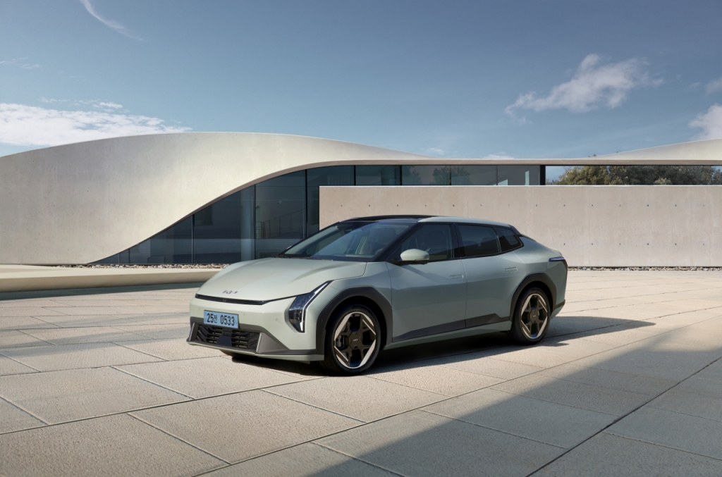 기아 첫 전기 세단 'EV4' 계약 시작…실구매가 3000만원대 중반부터