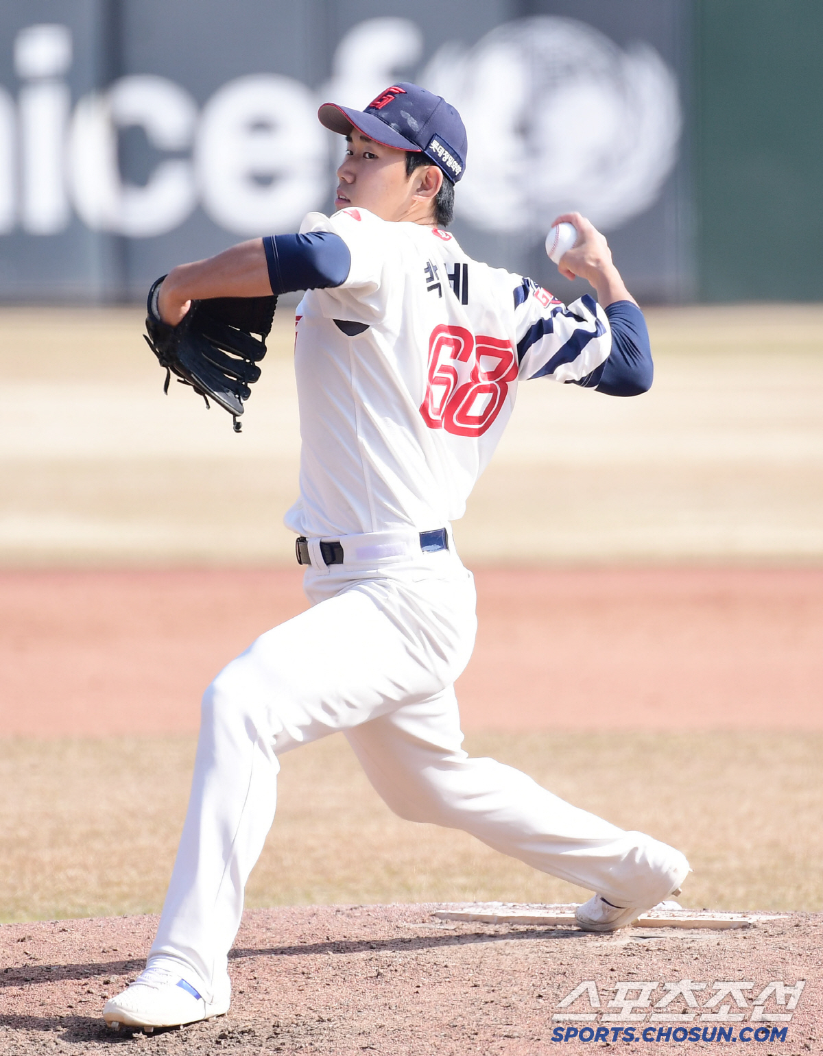 '롯데 2R 신인의 배짱투.' 1,3루 KS MVP에게 146km 한복판 직구로 헛스윙 삼진이라니. 승리투수의 미소. "내 장점 직구, 슬라이더에 집중"[부산 코멘트]