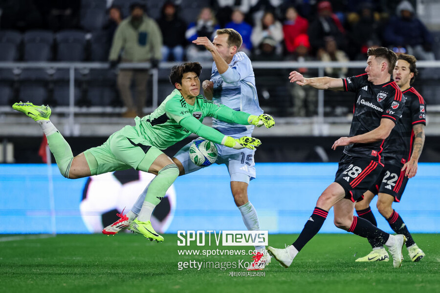 '韓 최초' 한국 국가대표, 제대로 일냈다..."최고의 용기, 몸을 던져 팀을 구했다" 리그 공식 계정 찬사