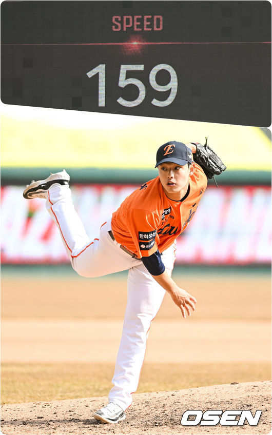 ‘159km’ 문동주 보고 웃는 ‘156km’ 김서현, 왜 “말이 안 된다” 흥분했을까