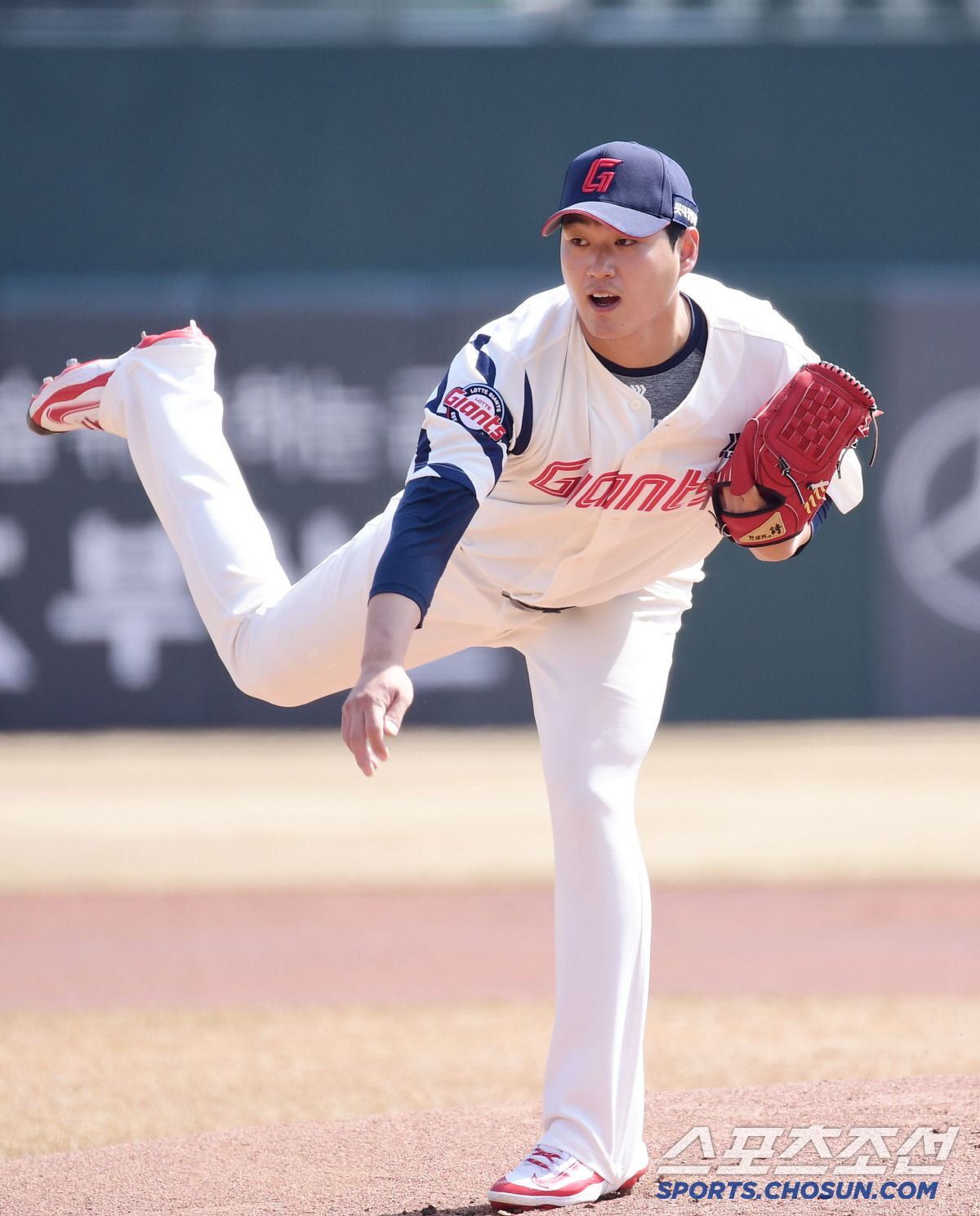 '5선발 확정→첫등판 흔들' 나균안, 무게감은 차고 넘친다…물음표 지우기 위한 조건 [SC포커스]