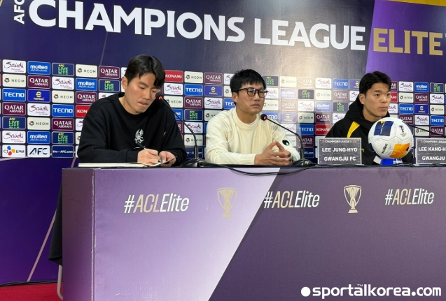 [현장목소리] '드라마 작가' 이정효, '시도민구단 최초' ACLE 8강 연출..."용기, 용맹, 몰입 선수들이 전부 구현, 자랑스럽다"