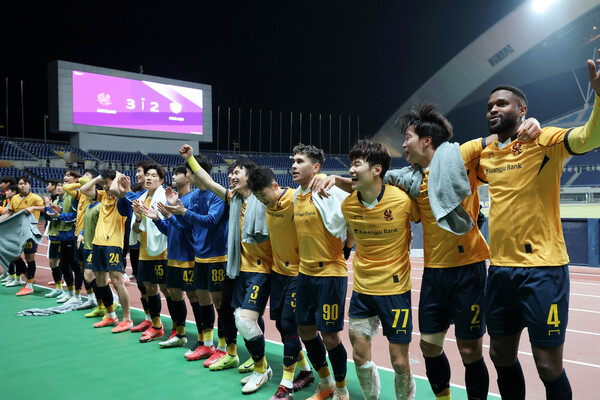 "미쳐야 한다고" 절규하던 이정효, 광주FC와 미친 ACLE 8강 티켓 얻었다 '29억 확보'