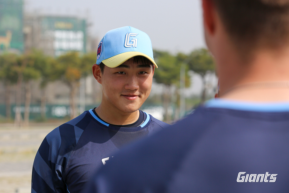 동기들은 심심찮게 150km 던지는데, 최고 141km…"구속 느려도 내 공 좋아" 남다른 마인드 '롯데 1R' 특급 신인 [사직 인터뷰]