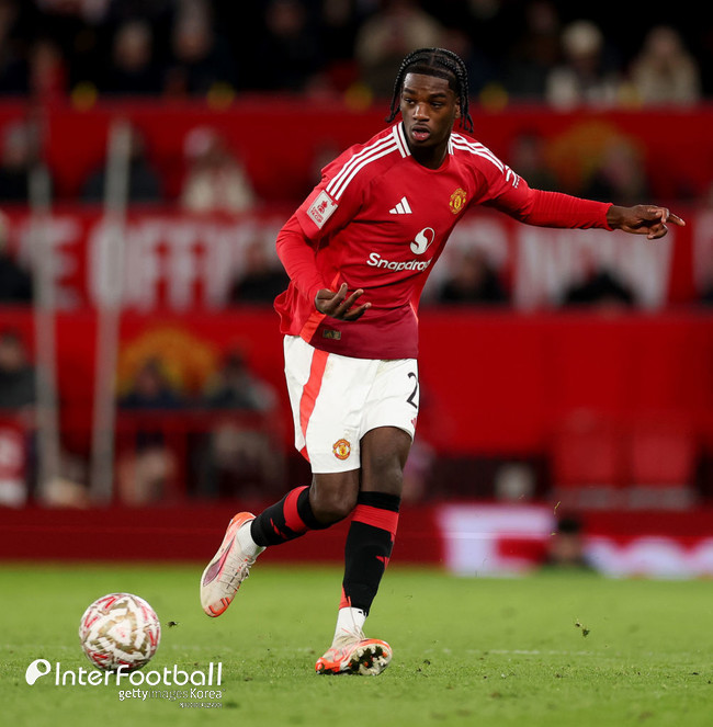 [UEL STAR] '오랜만에 맨유 수비를 천국으로'...경합 승률 100%→쿠보 꽁꽁 묶었다! 06년생 구세주 등장