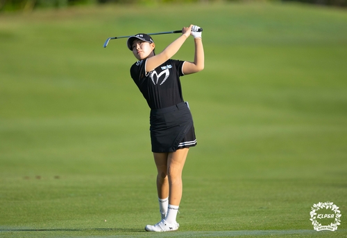 KLPGA 작년 신인왕 유현조, 개막전 2R 공동 선두…'한중일 경쟁'(종합)