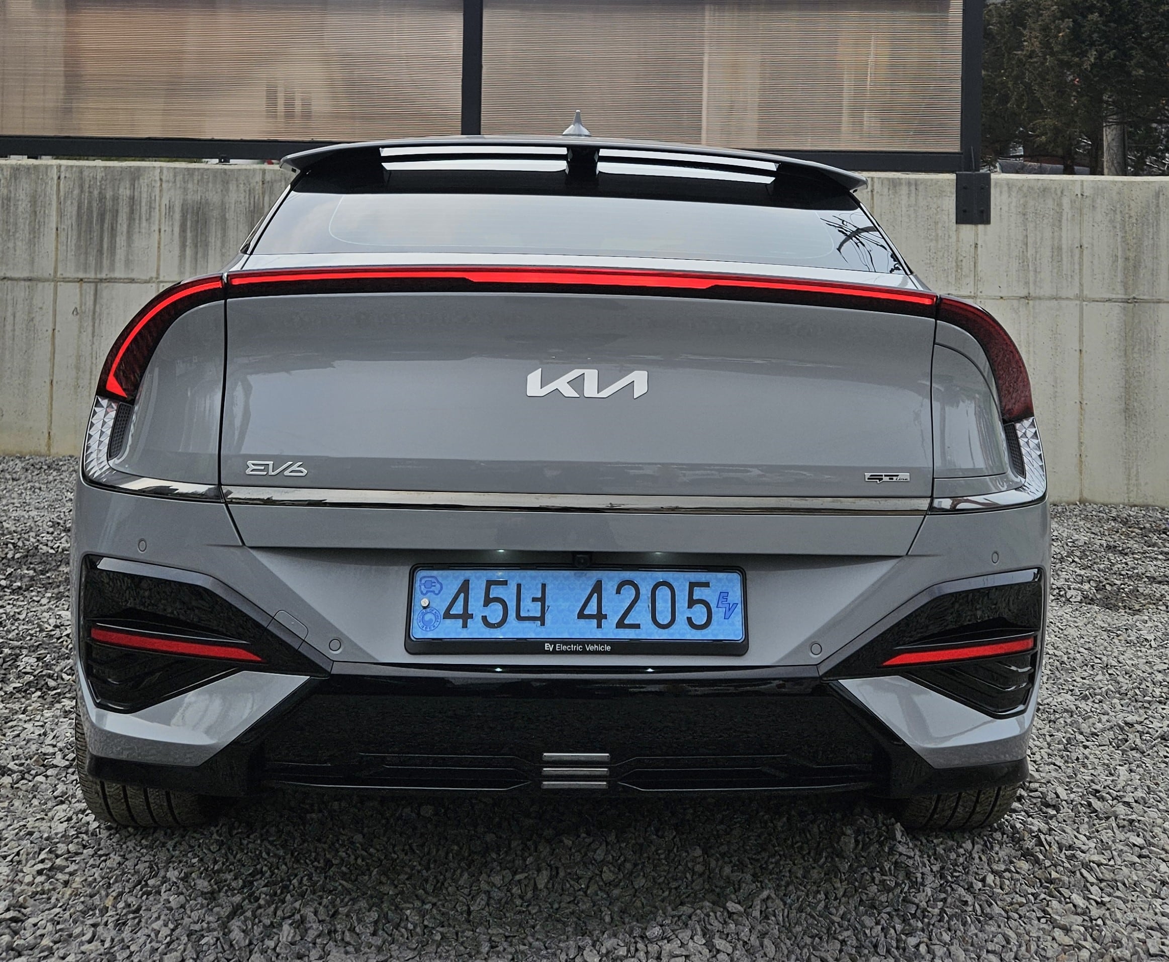 [시승기] 제로백 5.2초 폭발적 가속력… 3년만에 바뀐 기아 ‘EV6′