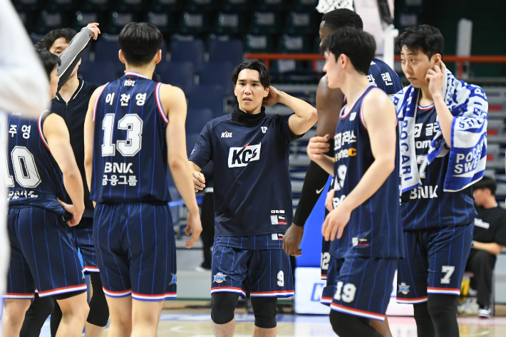 부산 KCC, 구단 최다 12연패 수렁…삼성은 KT 6연승 저지