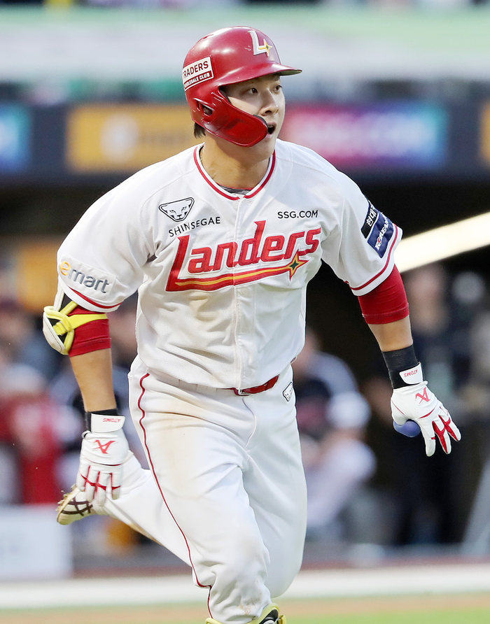 ‘최준우 결승타→하재훈 3타점’ SSG, 타선 화력 앞세워 LG에 전날 패배 설욕…8-1 대승 [SS문학in]