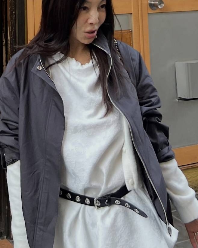 “60대가 너무해”일본이야 홍대야? 거리를 휘어잡는 패셔니스타 여배우,Y2K 스터드 벨트룩