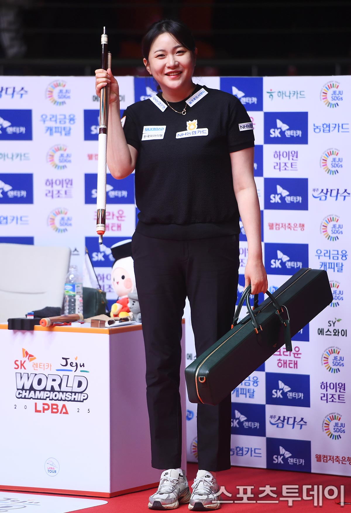 PBA-LPBA 챔피언십 | [ST포토] 김민아 '결승 진출 기념 꽃다발 선물'