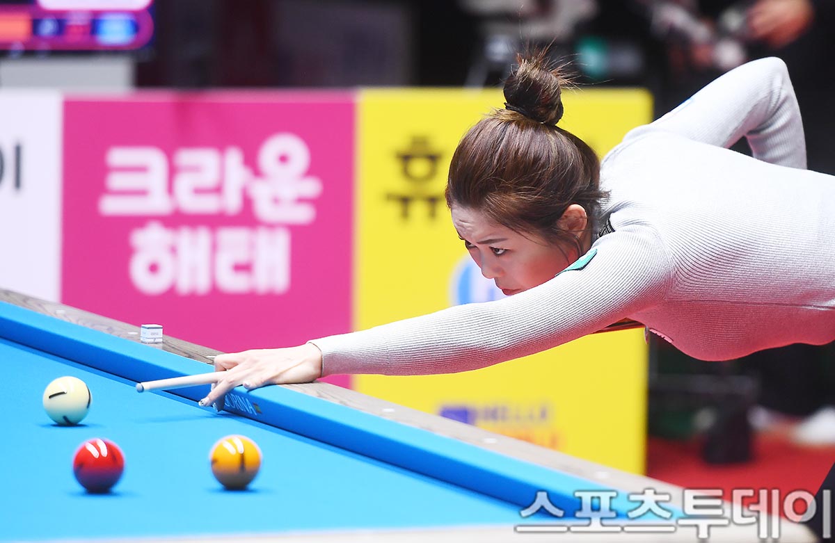 PBA-LPBA 챔피언십 | [ST포토] 김가영 '과감하게 뱅크샷 시도'