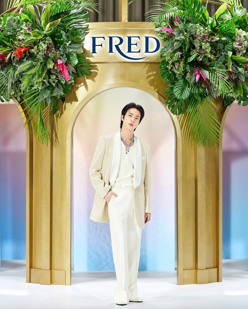 방탄소년단 진, 하이 주얼리 프레드 착용 '완벽 비주얼'..전 세계 폭발적 반응