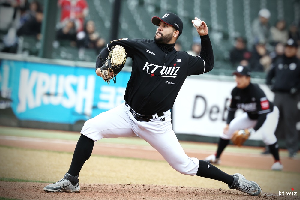 "KBO에서는 무조건 승리 위해 등판"…韓 야구 2년차, '개막전 선발' 헤이수스 남다른 각오 [사직 현장]