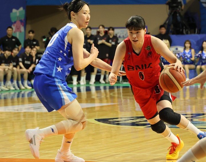 BNK, 16점 차 뒤집고 우리은행 격파…챔프전 우승 확률 72.7% 잡았다!