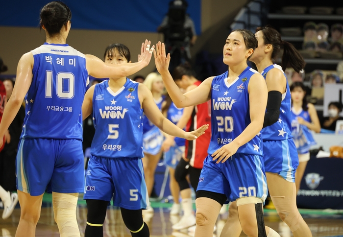 BNK, 우승 확률 ‘72.7%’ 잡았다!…박정은 “준비한대로” vs 위성우 “2차전 총력”