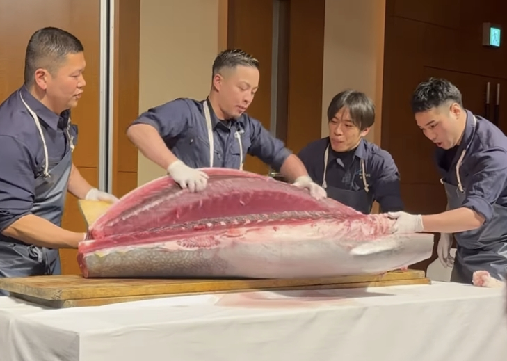 177kg 참치 해체쇼…오타니, 다저스 동료들에 쏜 만찬 스케일