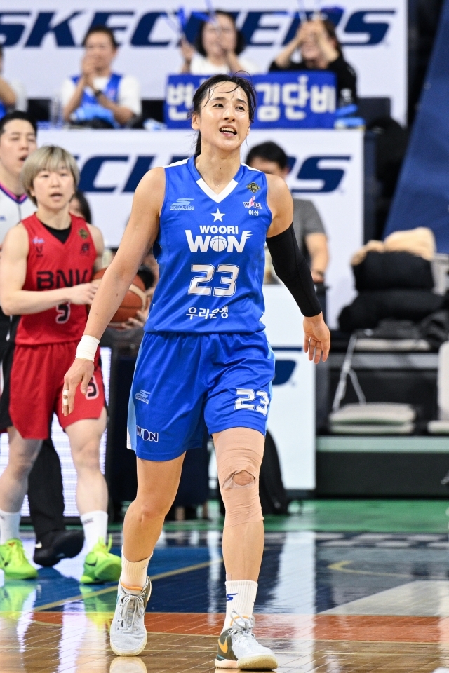 ‘미쳤다’ 안혜지·사키 펄펄 난 BNK, 창단 첫 우승 보인다! 우리은행과 챔프전 2차전 승리…우승 확률 100% 차지 [MK아산]