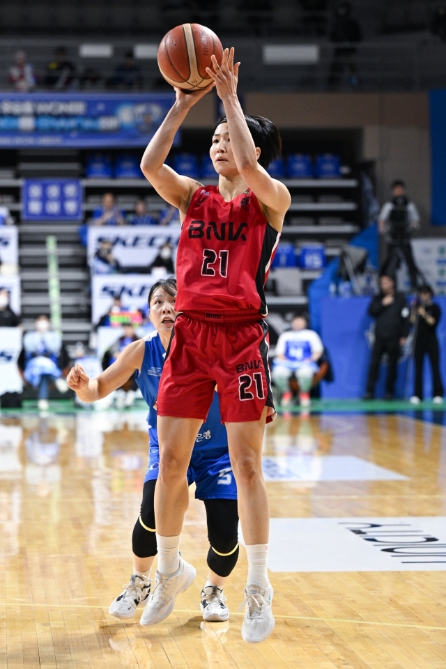 ‘미쳤다’ 안혜지·사키 펄펄 난 BNK, 창단 첫 우승 보인다! 우리은행과 챔프전 2차전 승리…우승 확률 100% 차지 [MK아산]