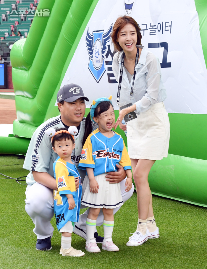 ‘류현진♥배지현’ 100평 대저택 첫공개…야구박물관? 나머진 LA집에