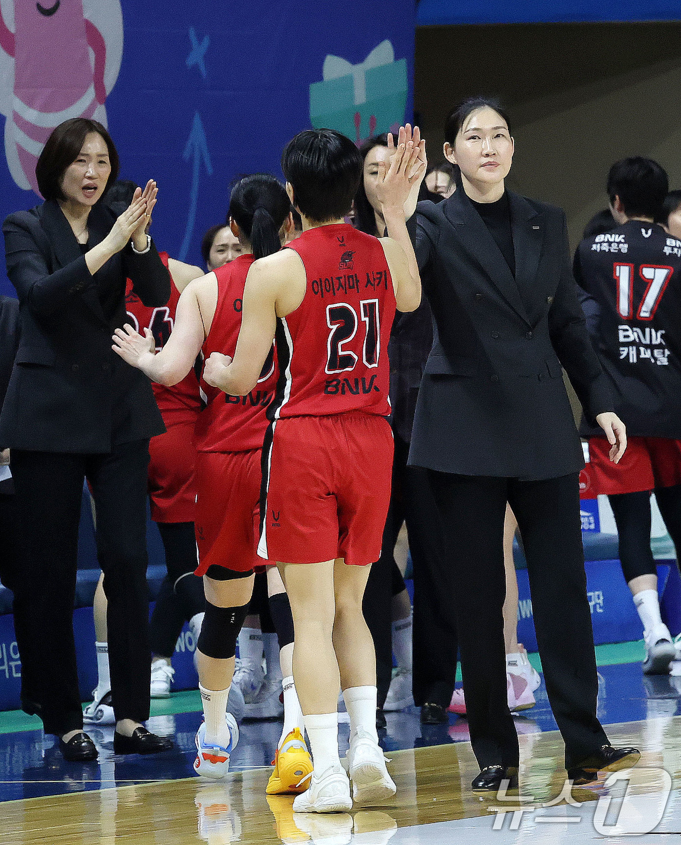 1년 만에 꼴찌서 정상으로…싹 바꾼 BNK, 창단 첫 우승 축포