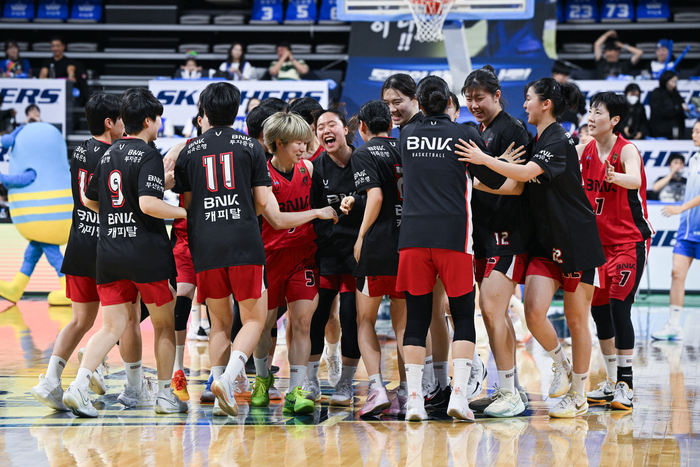 BNK 2승→‘女감독 최초 우승’ 보인다…이미 WKBL ‘역사’ 바꾸고 있다 [SS포커스]