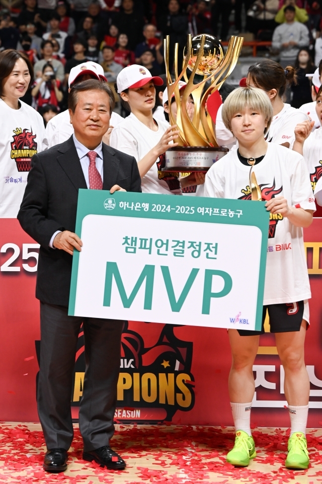 ‘극찬 또 극찬’ BNK 첫 우승 이끈 안혜지, 그도 놀랐던 파이널 MVP “제가 받아도 되나요…?” [MK인터뷰]