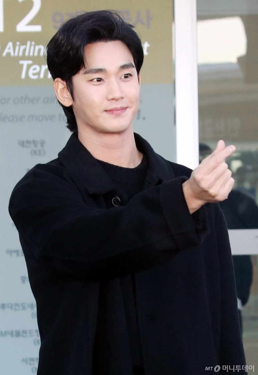 '그루밍 논란' 김수현, 이 와중에 대만 팬미팅?…위약금 13억